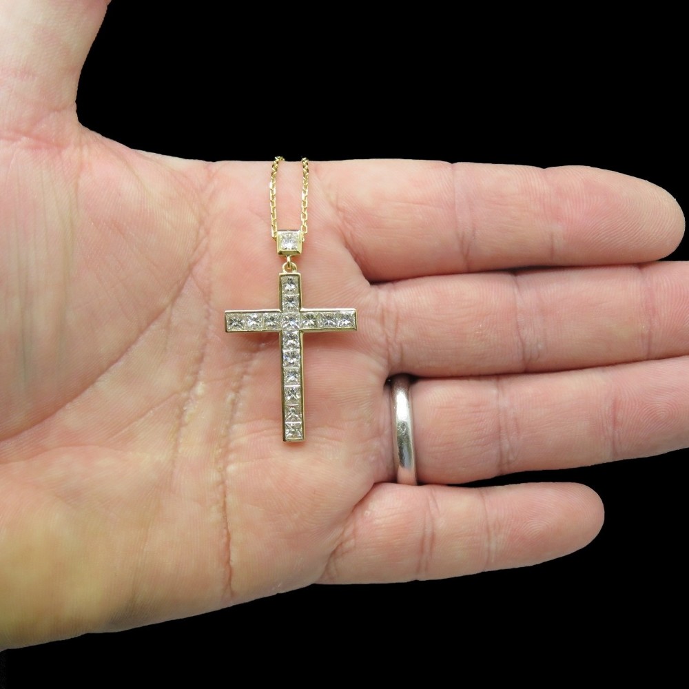 Collier pendentif Croix en or jaune 18k avec 2,20 Cts de diamants