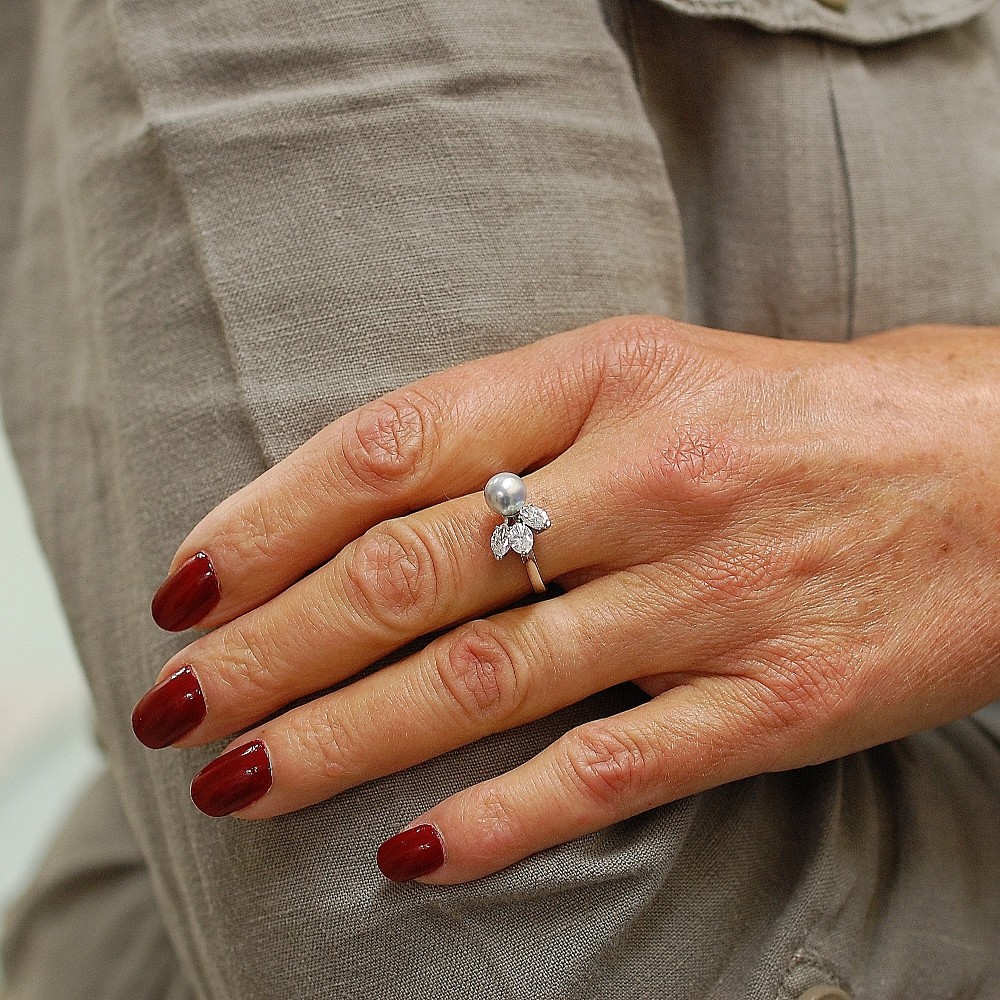 Bague en or gris 18k avec perle grise et Diamants Navettes Taille 52